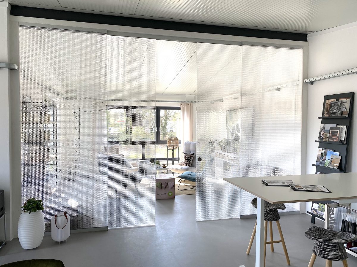 Lichtdurchlässiges, rahmenloses Trennwand-System Kandela T38+