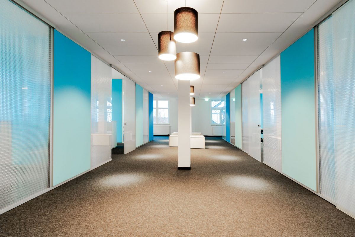 Transparente Trennwandsysteme mit Schiebetüren und Türen